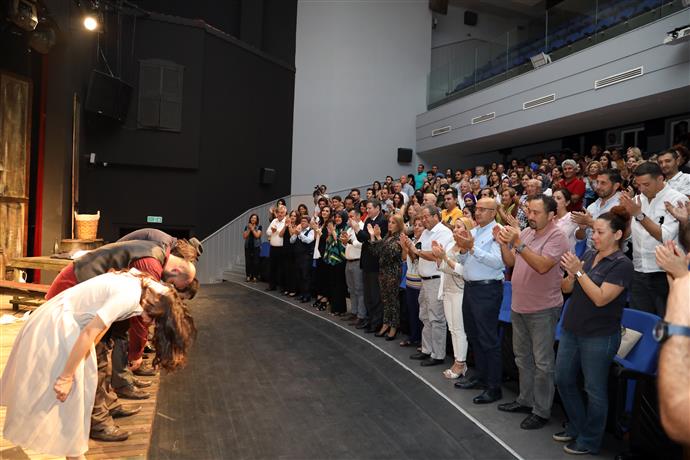 DUVARLARIN ÖTESİ 50 YIL ARADAN SONRA PRÖMİYER YAPTI. Son Dakika Güncel ... DUVARLARIN ÖTESİ 50 YIL ARADAN SONRA PRÖMİYER YAPTI. Son Dakika Güncel ...